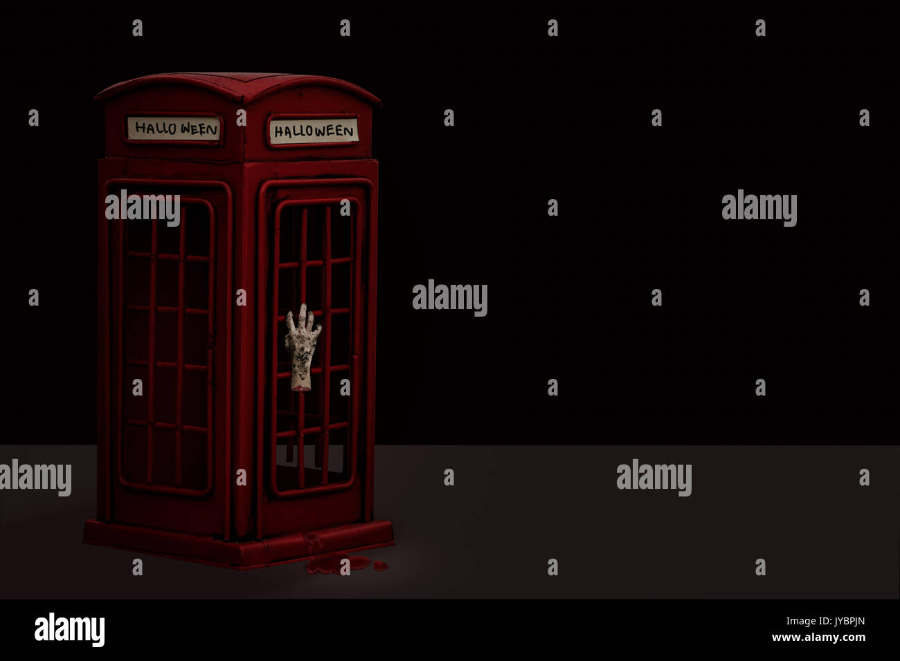 London phone booth door hi-res stock photography and images - Alamy