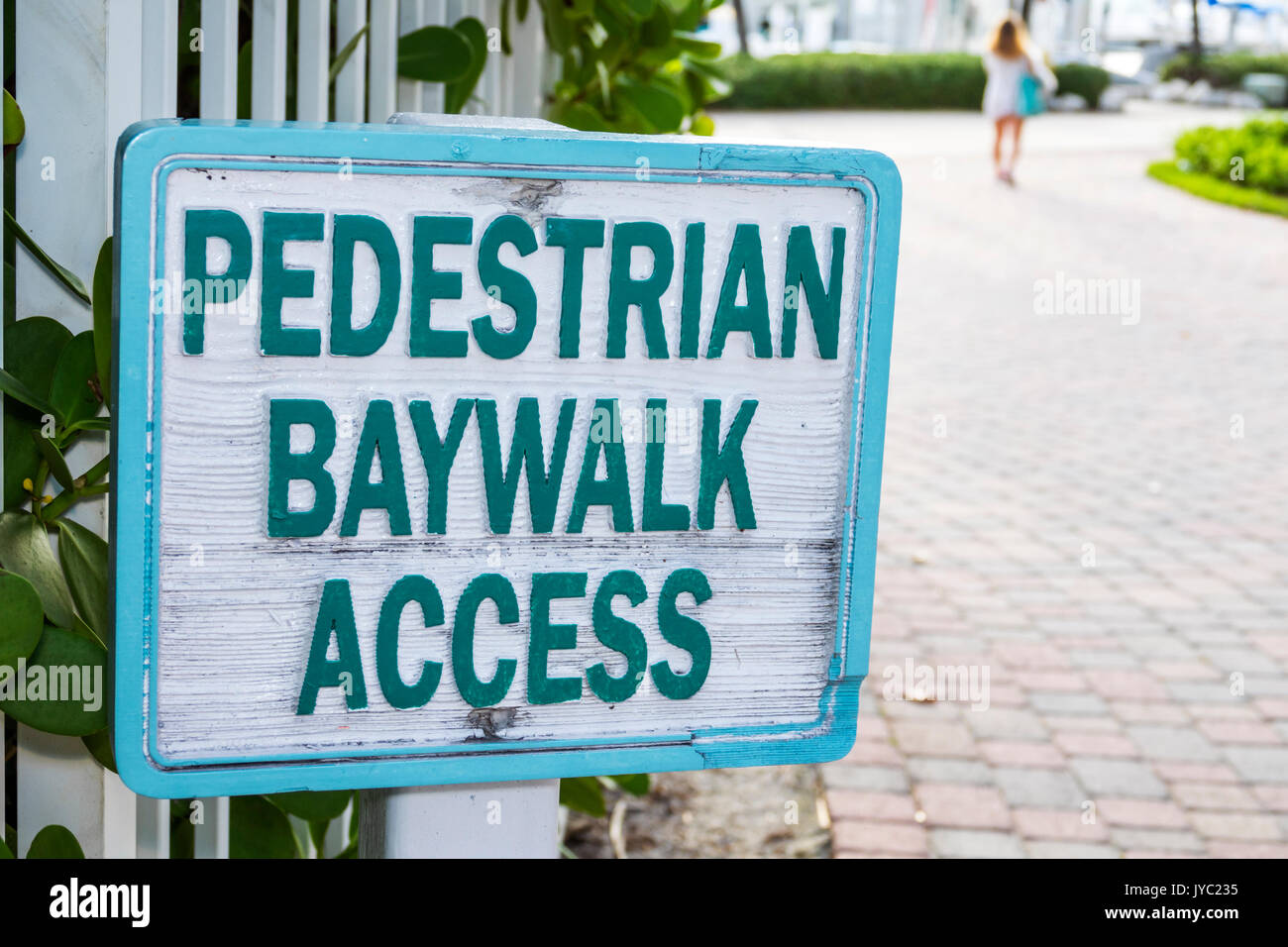 Pedestrian walkway sign hi-res stock photography and images - Alamy