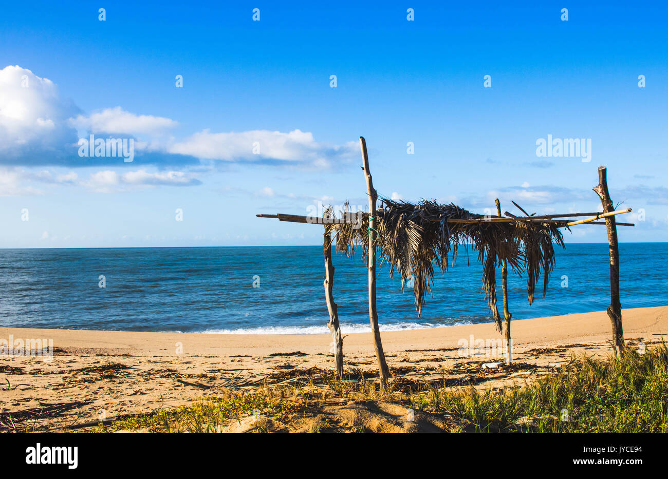 Straw beach hut hi-res stock photography and images - Alamy