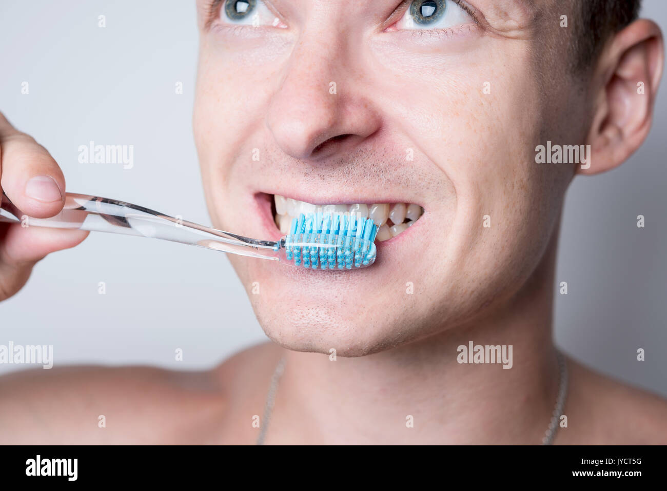 man cleans teeth Stock Photo - Alamy
