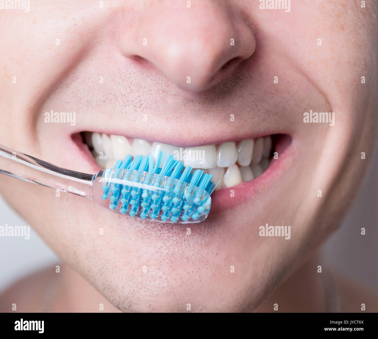 man cleans teeth Stock Photo - Alamy