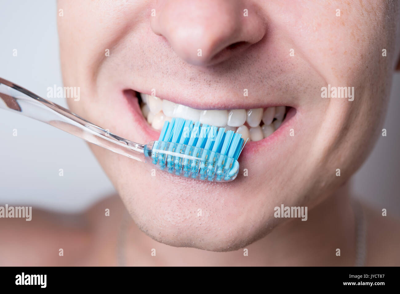 man cleans teeth Stock Photo - Alamy