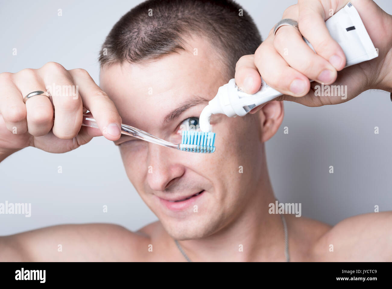 man cleans teeth Stock Photo - Alamy