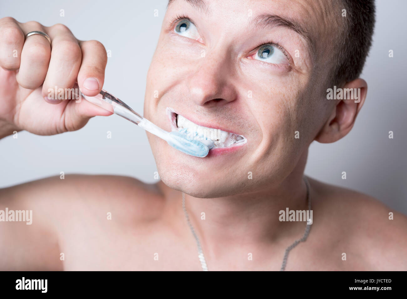 man cleans teeth Stock Photo - Alamy