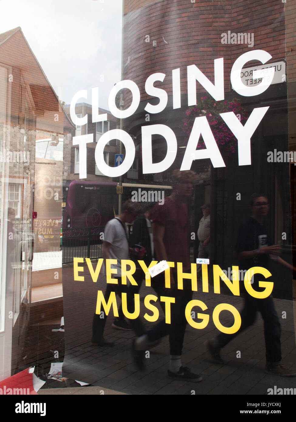 Store closing posters display in shop window hi-res stock photography ...