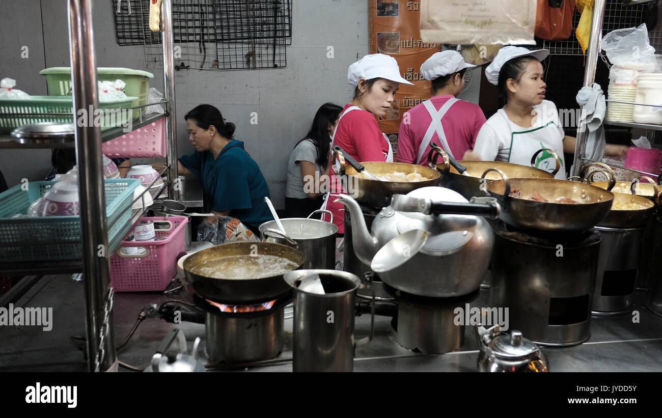 Chinese Cooks and Chefs Open Air Kitchen Night Yaowarat Road Chinatown ...