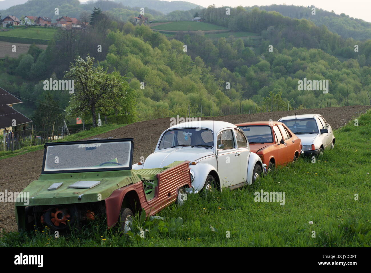 Cars in field hi-res stock photography and images - Alamy