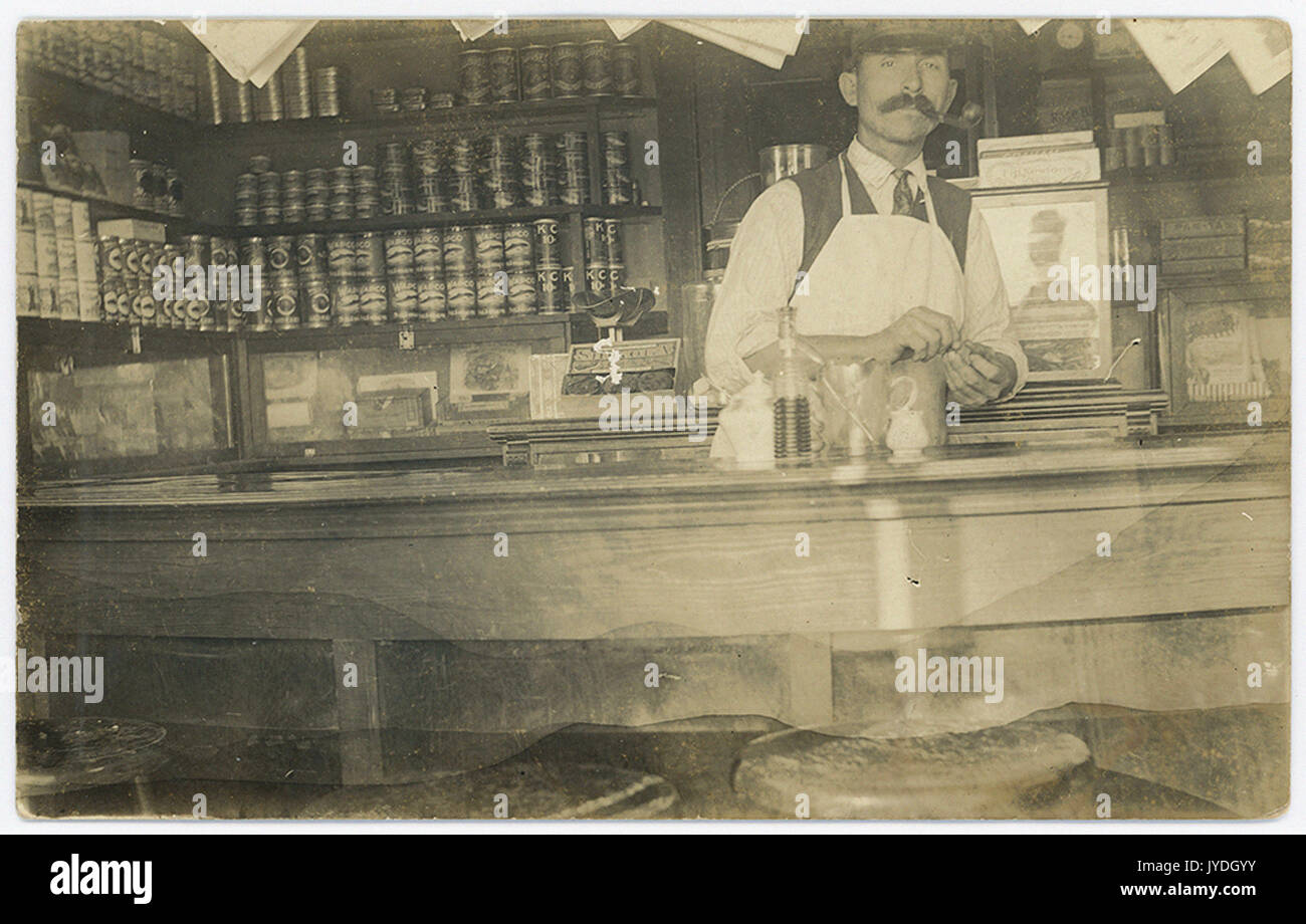 Vintage store clerk hi-res stock photography and images - Alamy