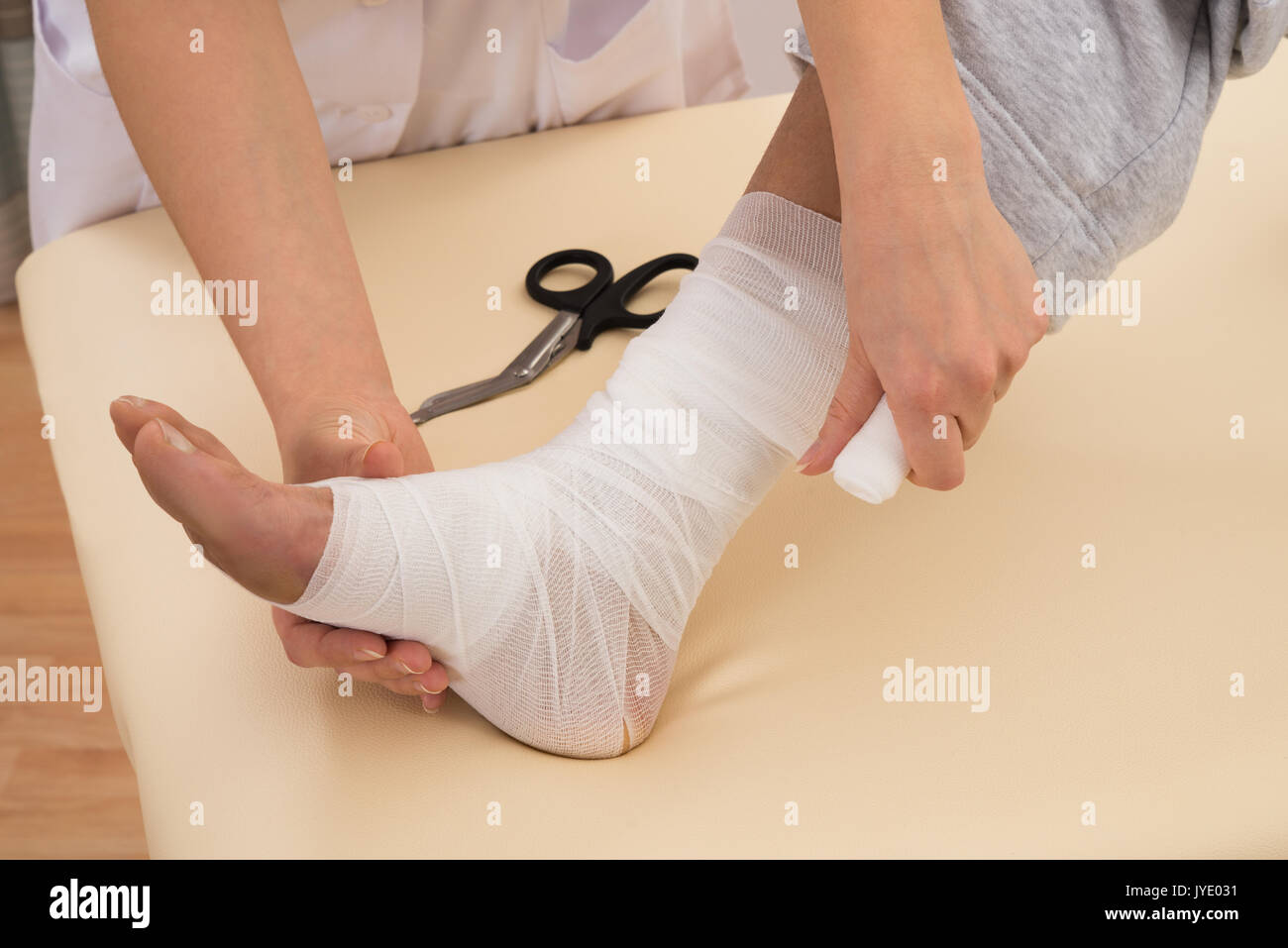 Male nurse bandage leg hi-res stock photography and images - Alamy