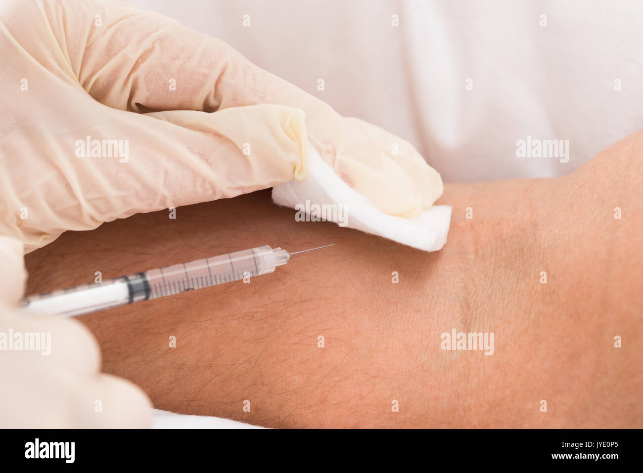 Physician patient vaccine hi-res stock photography and images - Alamy