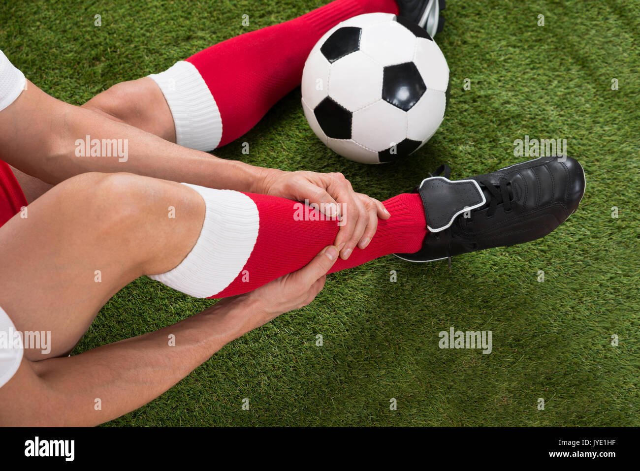 Sitting soccer player hi-res stock photography and images - Alamy