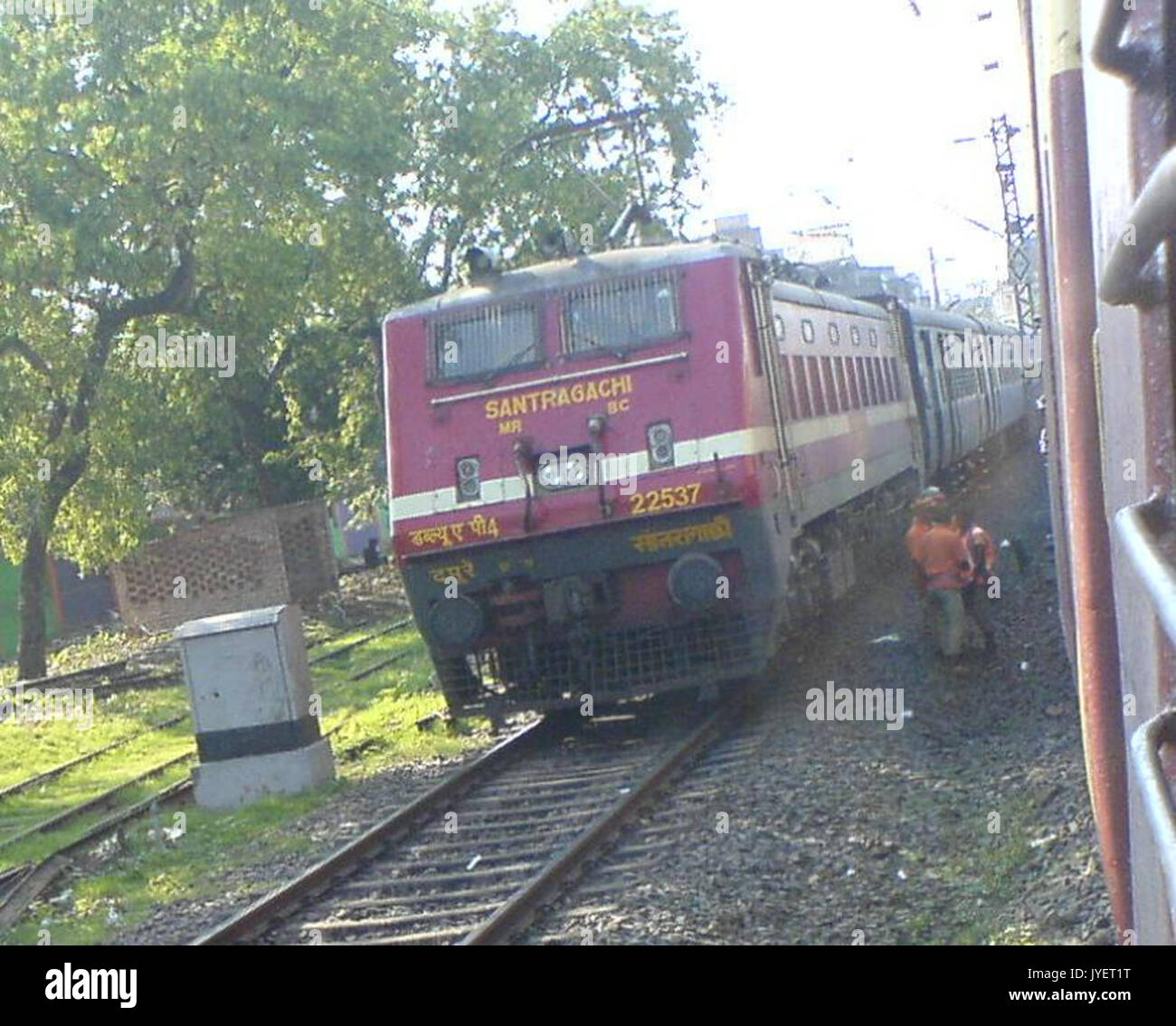 A WAP 4 SRC, with Mumbai Howrah Mail (Via NGP Stock Photo - Alamy