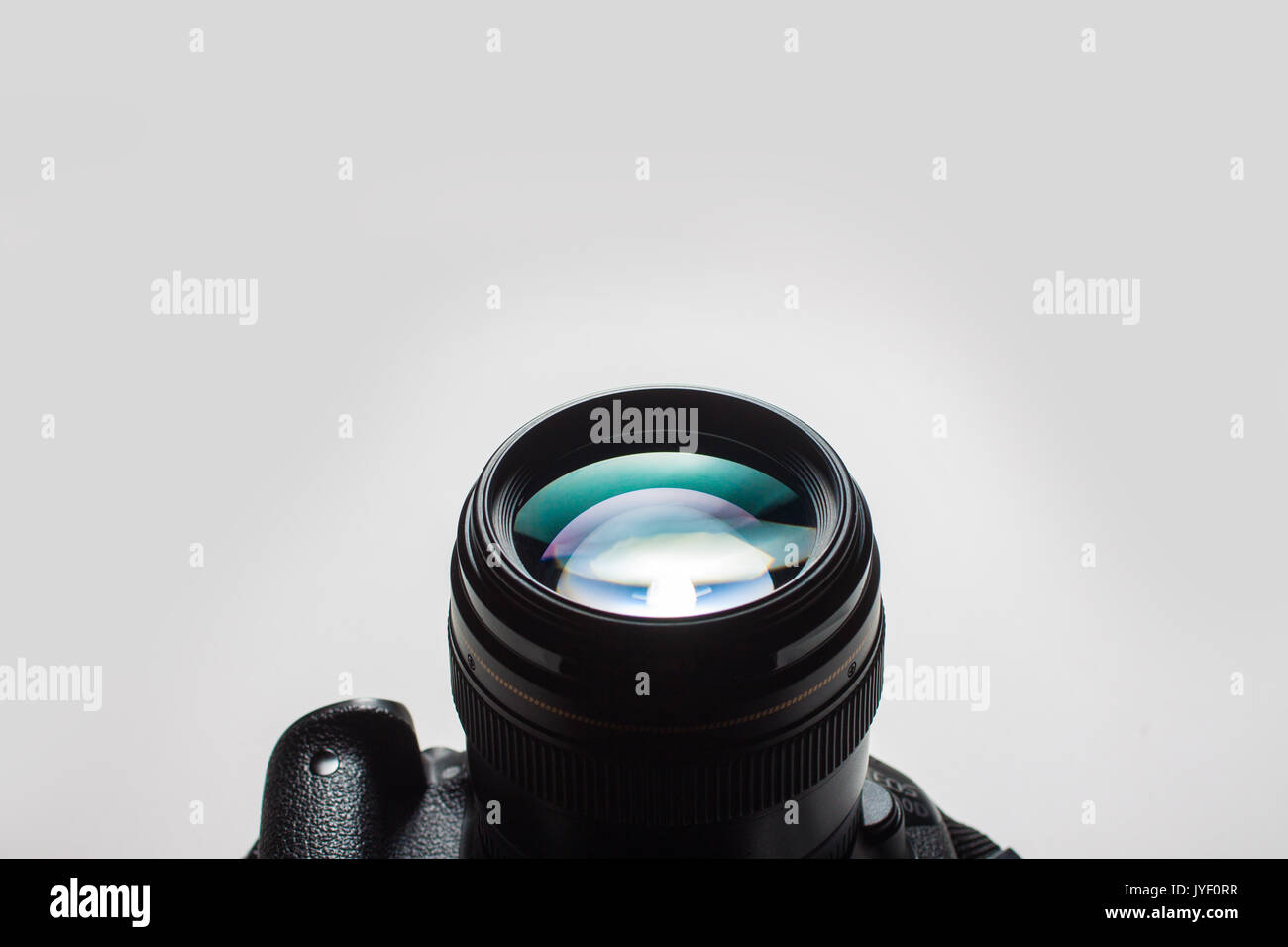 close-up view of a lens mounted on a dslr Stock Photo - Alamy