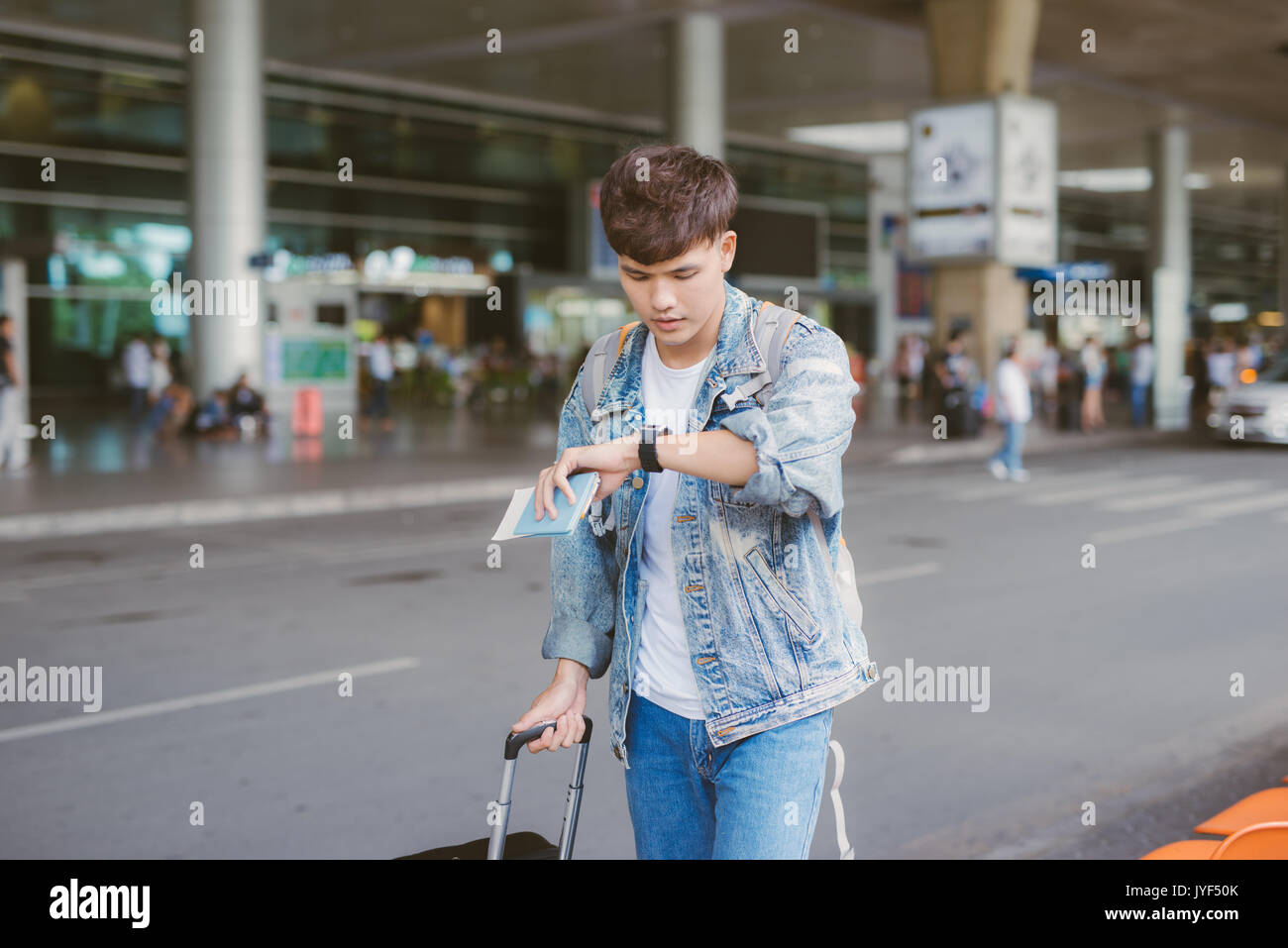 Airport passenger confused hi-res stock photography and images - Alamy