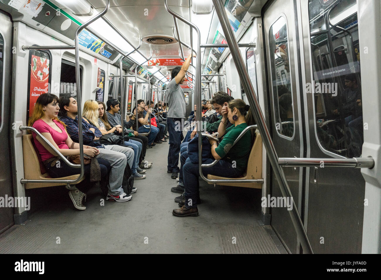 Metro linea d hi-res stock photography and images - Alamy