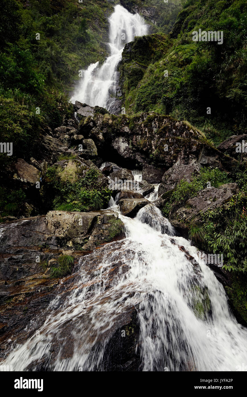 Water streaming down rocks hi-res stock photography and images - Alamy