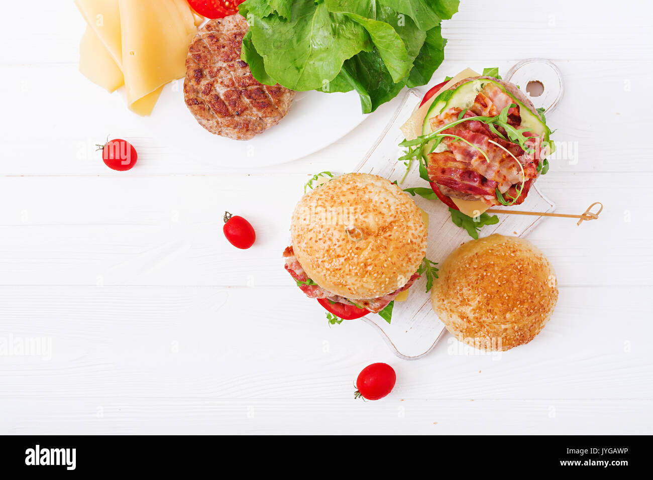 Flat cheeseburger hi-res stock photography and images - Alamy