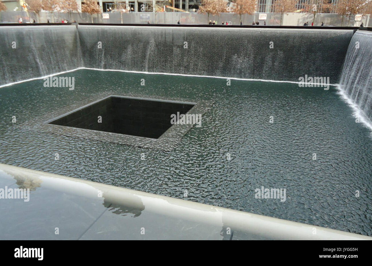 911 Memorial pool and fountain with water flowing Stock Photo - Alamy