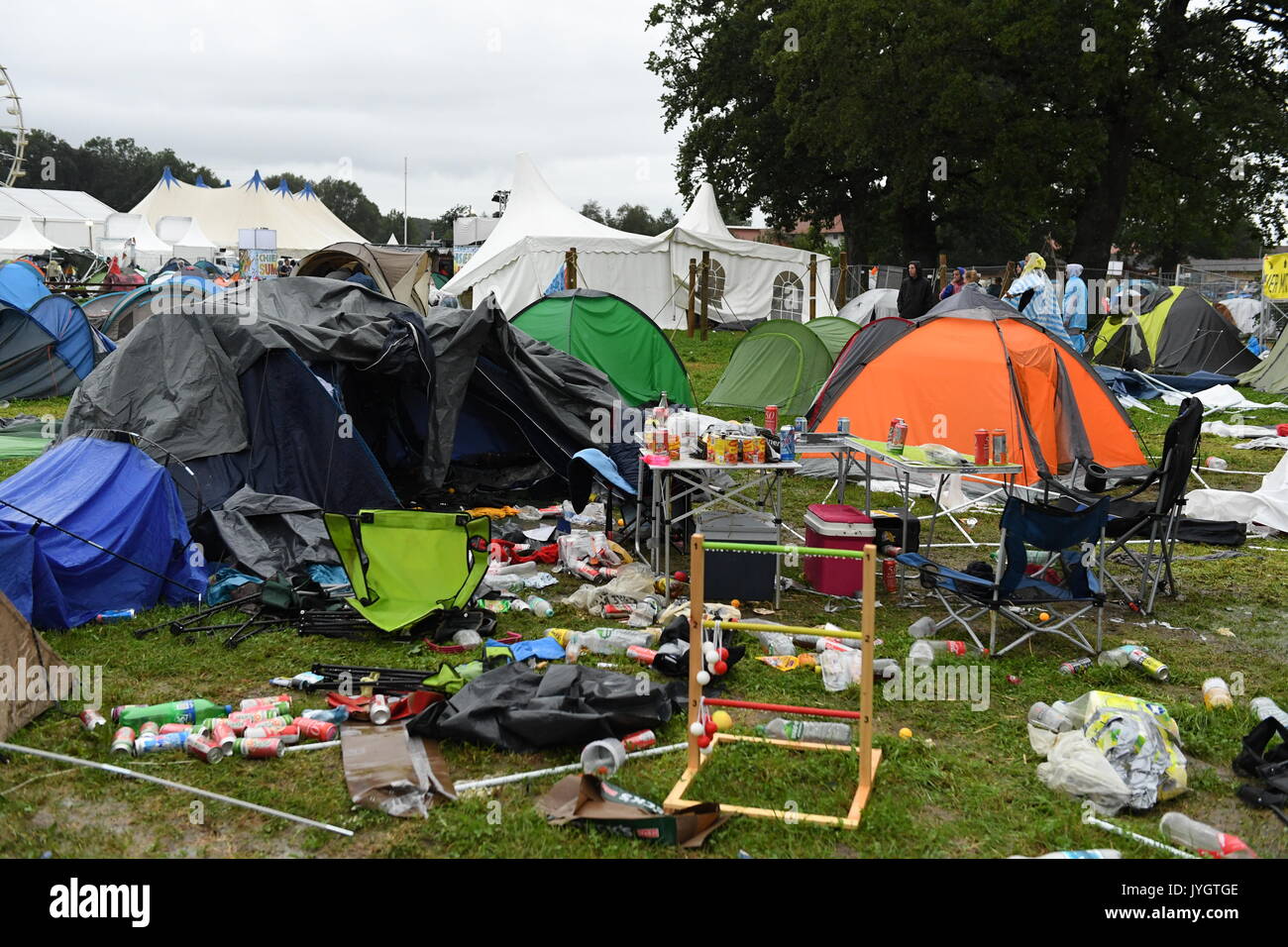 dpatop - Damaged tents and belongigns of festival visitors can be seen ...