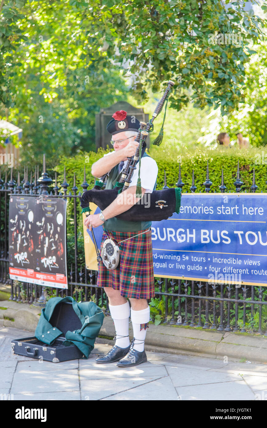 Edinburgh, UK. 18th Aug, 2017. The Fringe Edinburgh August 2017, street ...