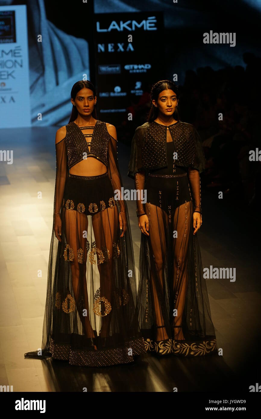 Fashion models ramp hi-res stock photography and images - Alamy