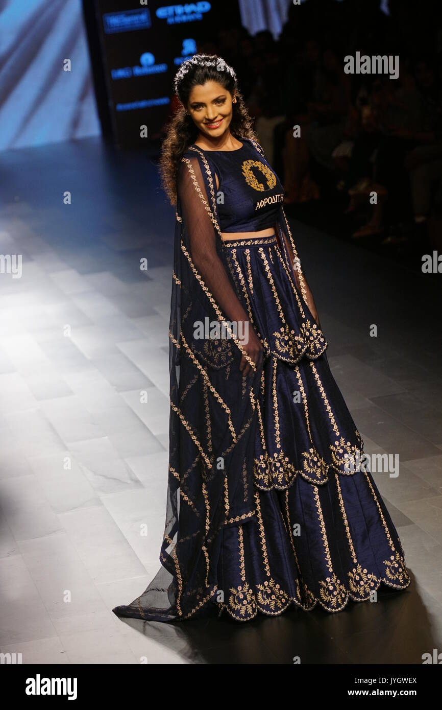 Fashion models ramp hi-res stock photography and images - Alamy