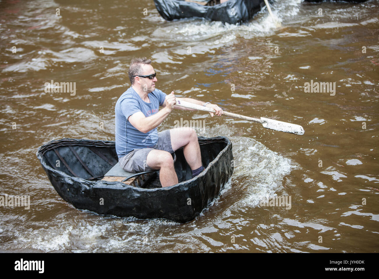 One coracle hi-res stock photography and images - Alamy