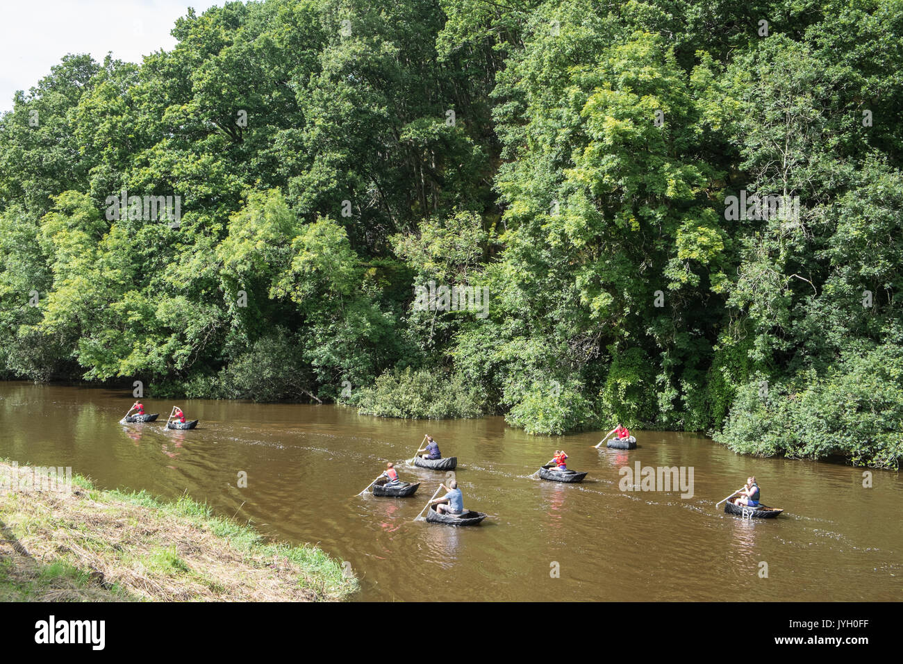 North Pembrokeshire, Wales, UK. 19th Aug, 2017. Coracle racing on River ...