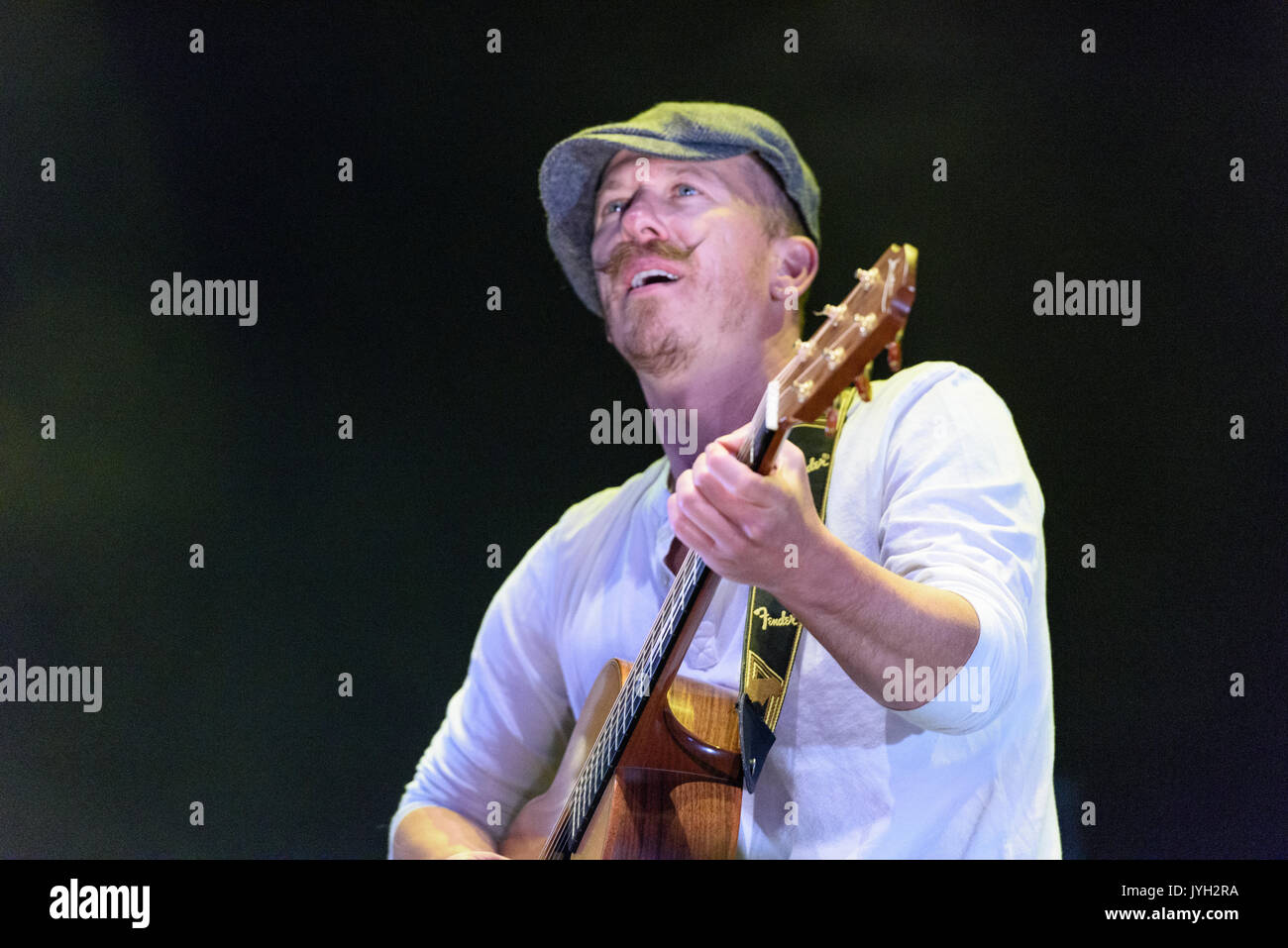 Musicians singing irish song hi-res stock photography and images - Alamy