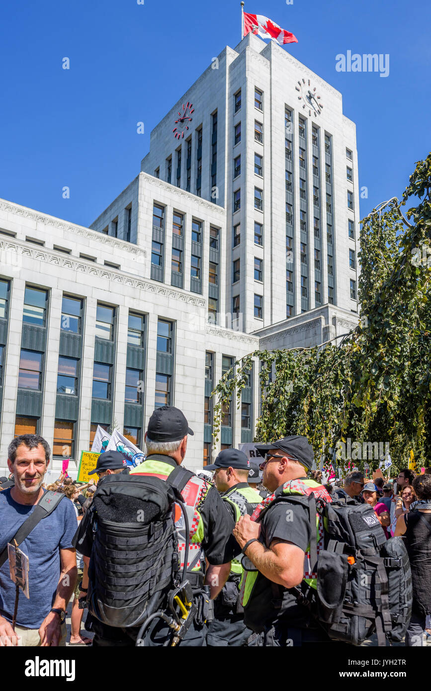 Vancouver, Canada. 19th Aug, 2017. Riot squad stand by at Anti-Racism ...