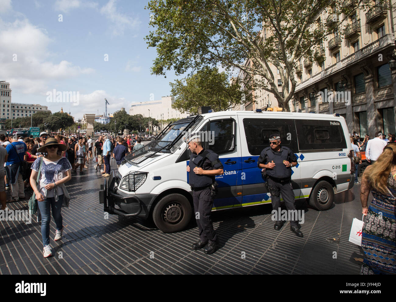 Barcelona, Spain. 19th Aug, 2017. Spanish policemen patrol in the Las ...