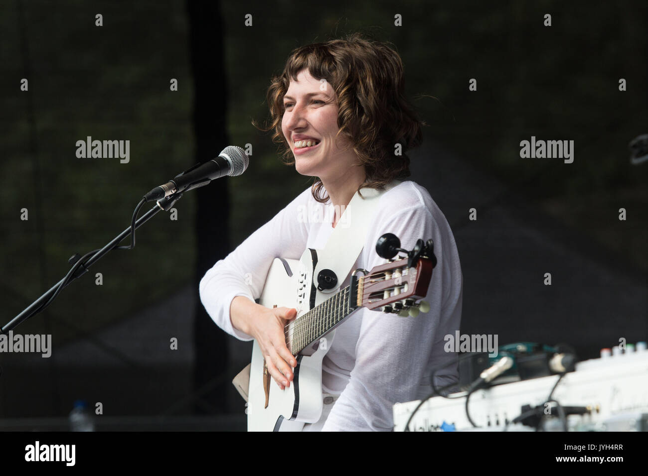 ALDOUS HARDING, YOUNG, CONCERT: Rising New Zealand singer ALDOUS ...