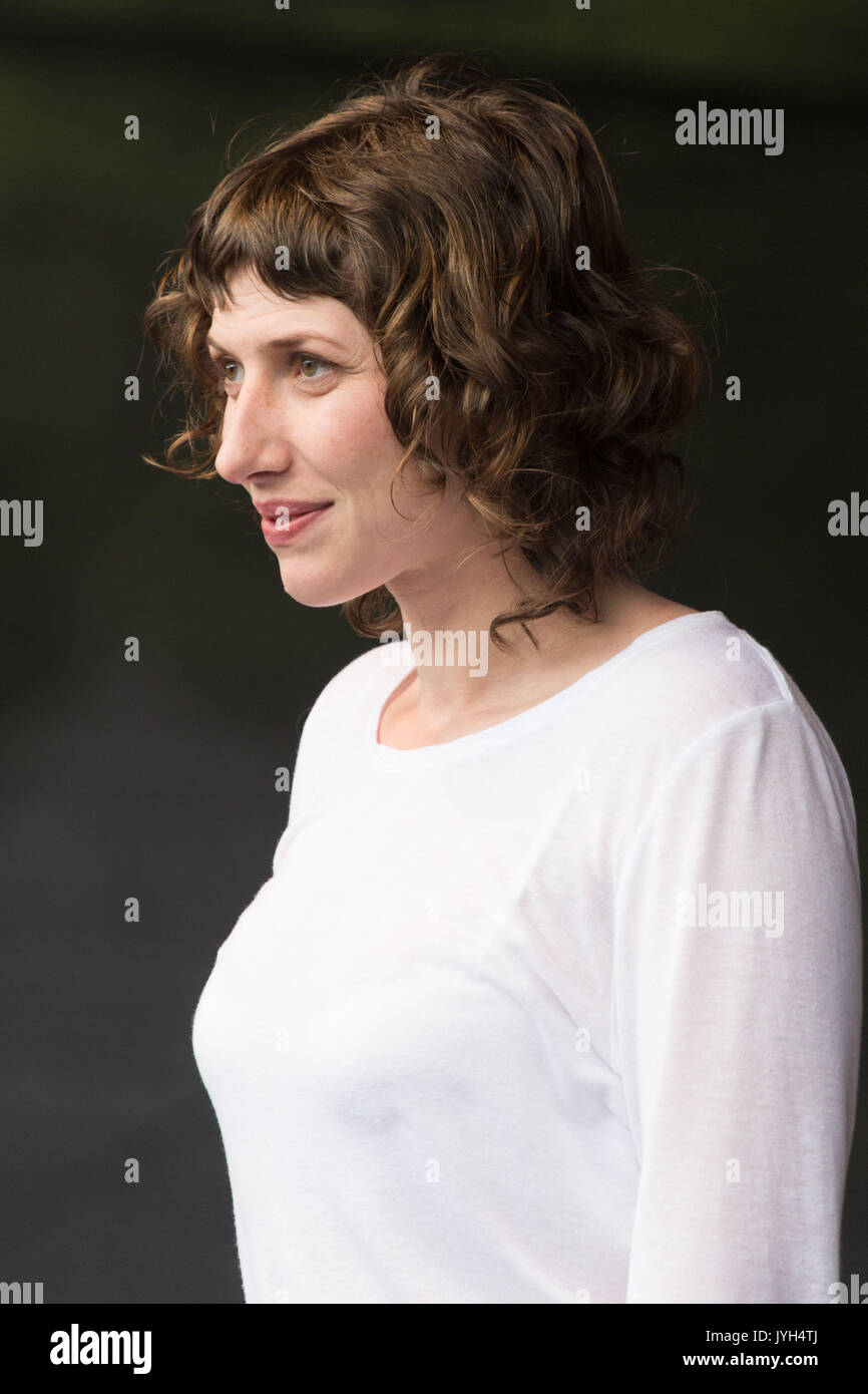ALDOUS HARDING, YOUNG, CONCERT: Rising New Zealand singer ALDOUS ...
