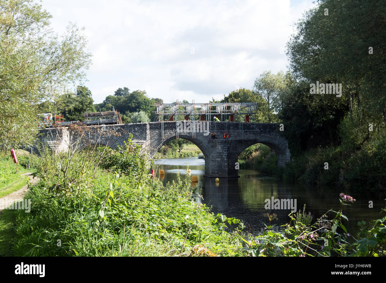 Teston, Kent, UK. Saturday 19th August 2017. Workmen are erecting ...