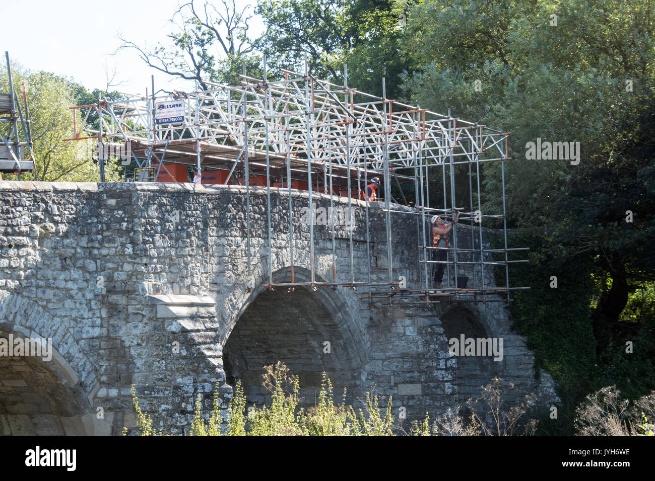 Teston, Kent, UK. Saturday 19th August 2017. Workmen are erecting ...