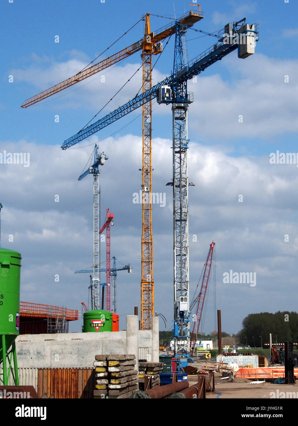 Large scale cranes hi-res stock photography and images - Alamy