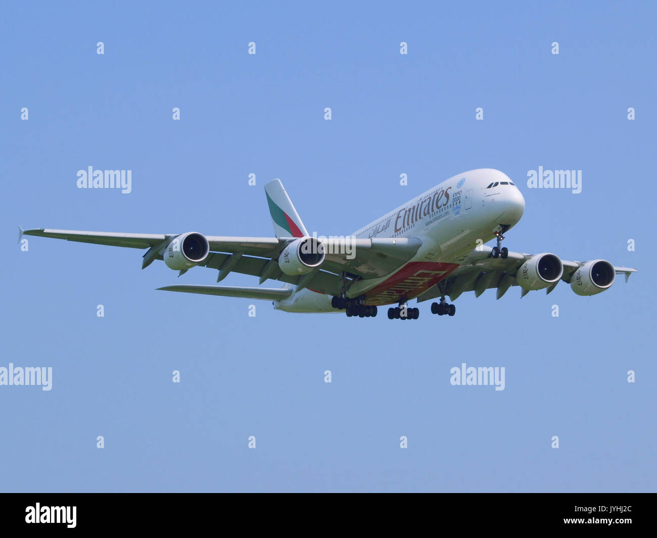 Emirates a380 flying hi-res stock photography and images - Alamy