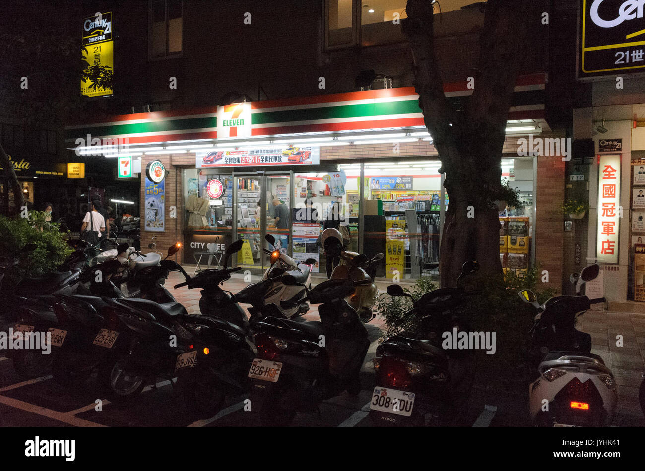 7 eleven night hi-res stock photography and images - Alamy