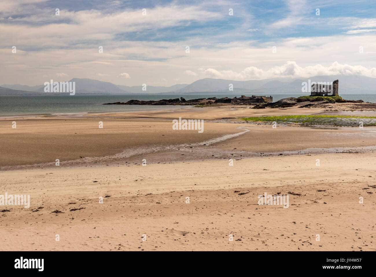 The ruins of Ballinskelligs Castle on the beach. Ballinskelligs, Co ...