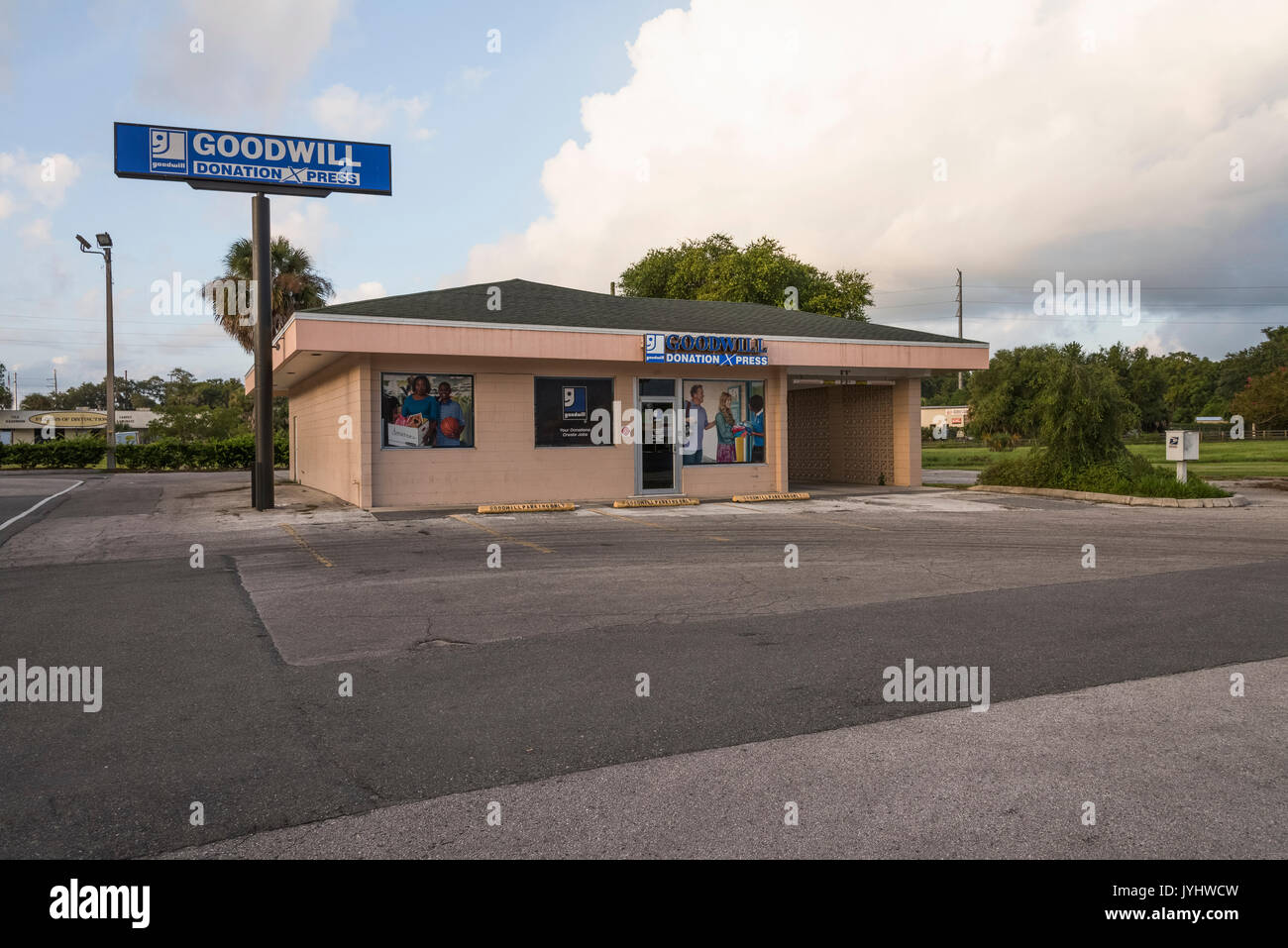 Goodwill store and donation center hi-res stock photography and images ...