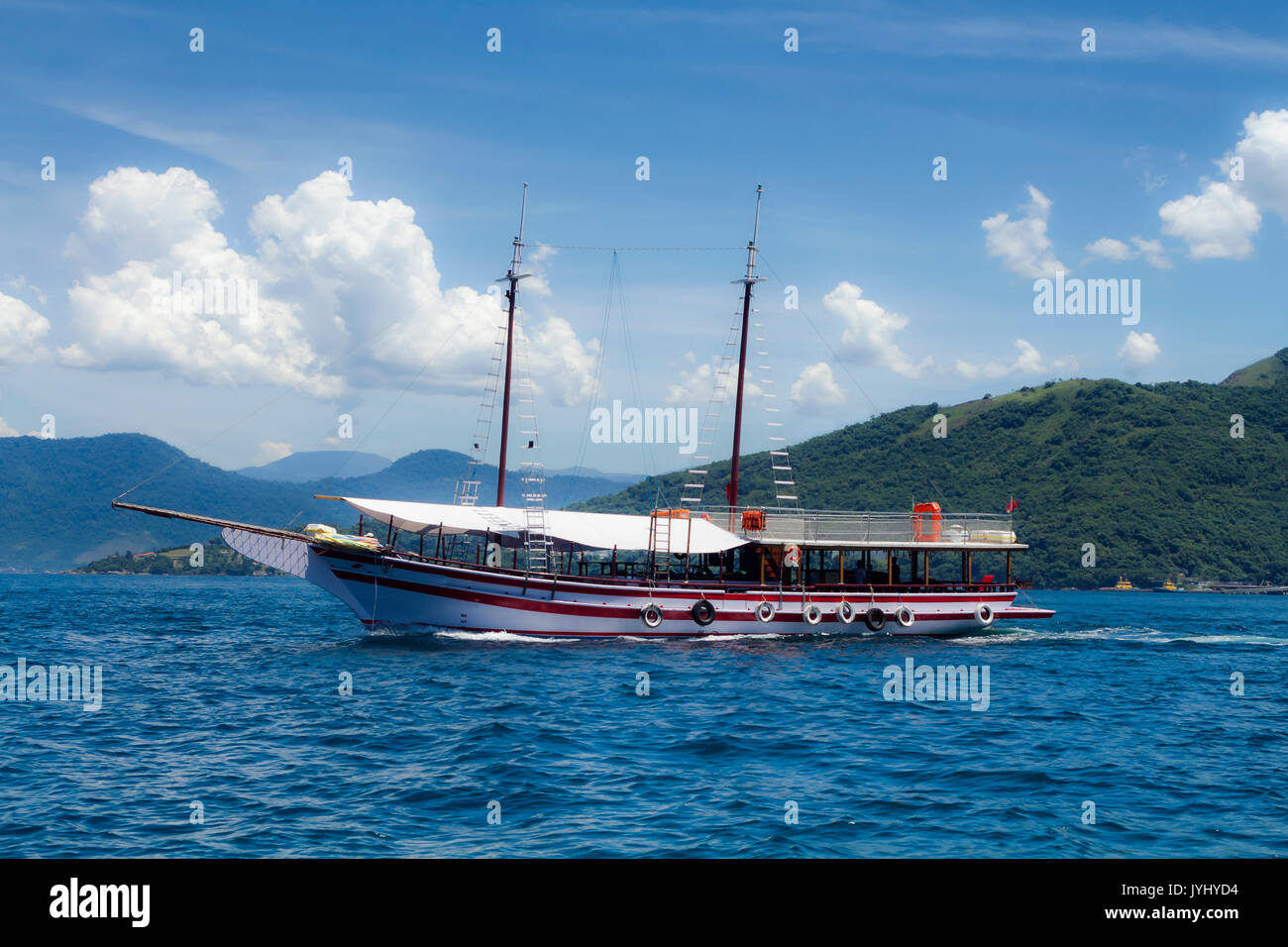 Sloop ship hi-res stock photography and images - Alamy
