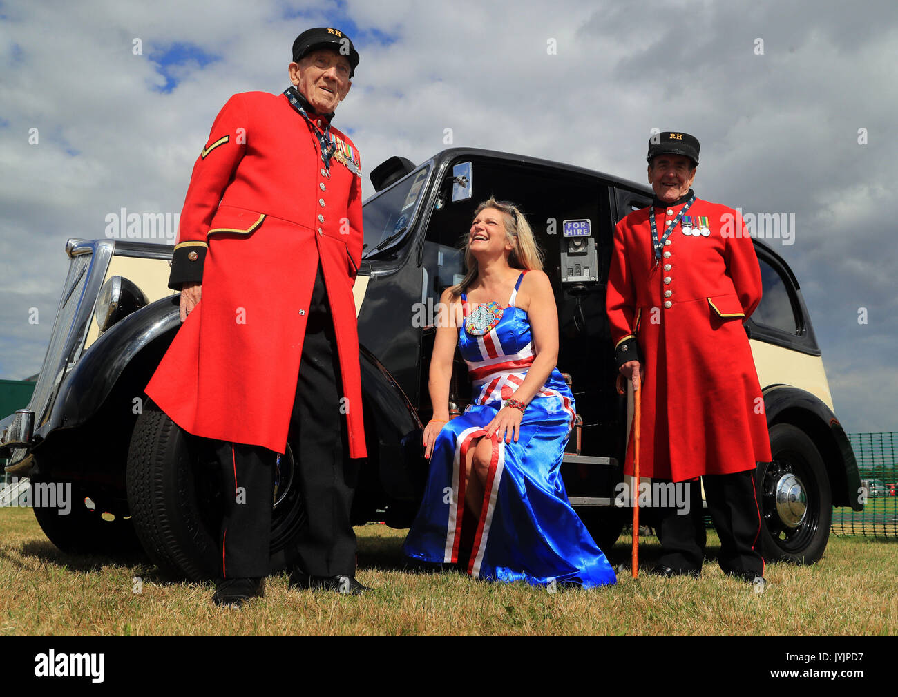 Chelsea Pensioners George Skipper (left) and Ron Carlin (right) pose ...
