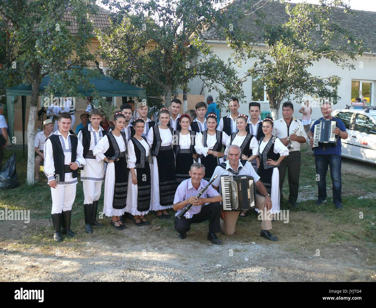 5 Obshta snimka na ansambala v rumanski nosii Stock Photo - Alamy