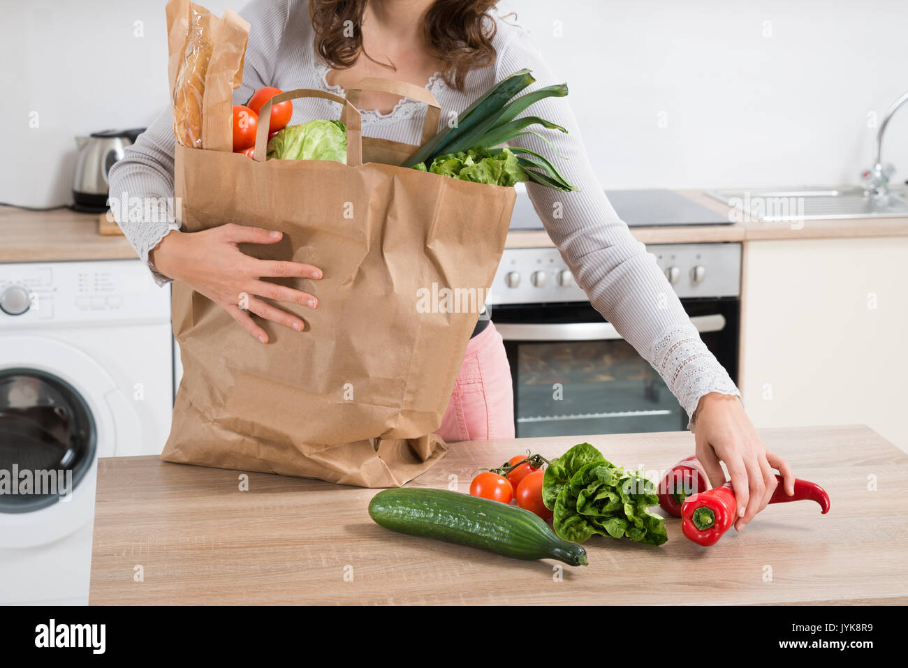 Woman grocery shopping bag hi-res stock photography and images - Alamy Woman grocery shopping bag hi-res stock photography and images - Alamy