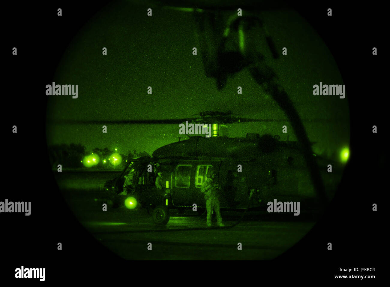 U s soldiers refuel military helicopter hi-res stock photography and ...