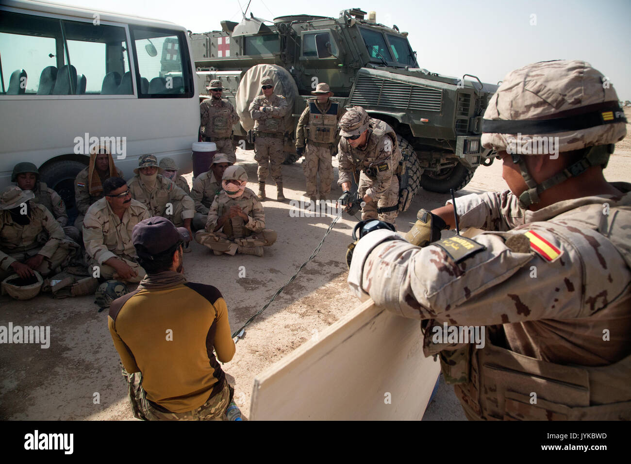 A Spanish army trainer leads Iraqi security forces in demolition ...