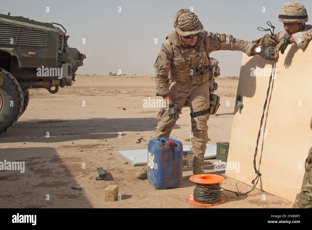 A Spanish army trainer leads Iraqi security forces in demolition ...