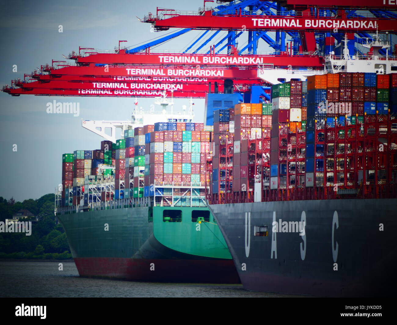Shipping container crane hi-res stock photography and images - Alamy