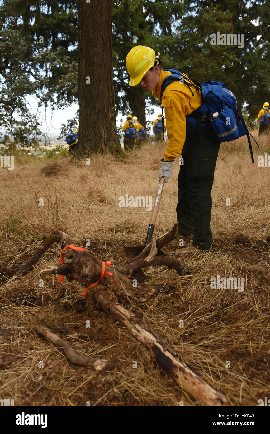 An Oregon National Guard member trains during firefighting refresher ...
