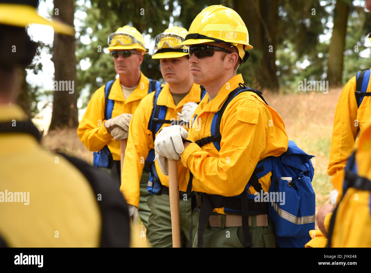 Oregon National Guardsmen listen to instructions during firefighting ...